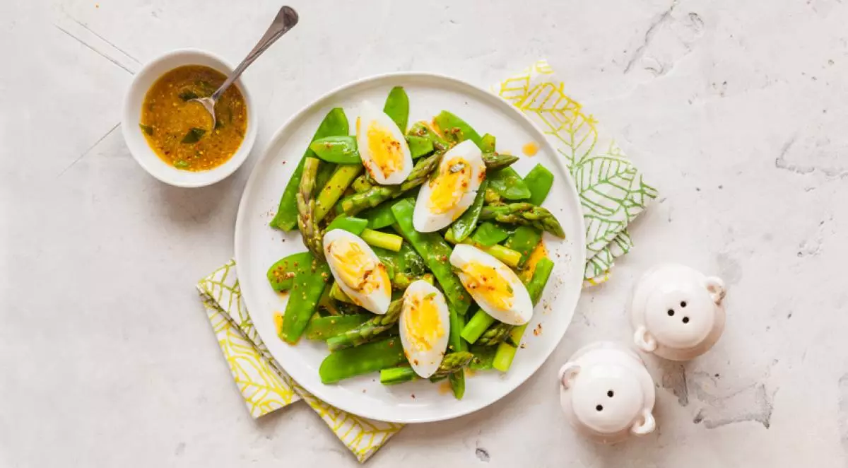 Salade út asperges en jonge erwten