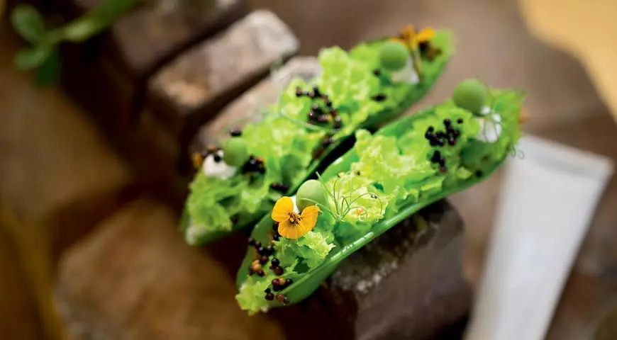 Biscuit de pois verts avec fromage de mouton