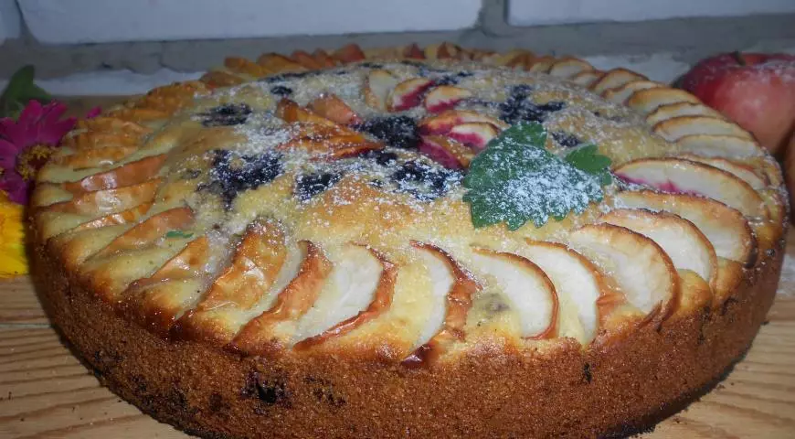 Saftig og mild kake med blåbær og epler