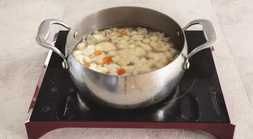 Stockfoto Koken recept: Soep met een militante en bloemkool, stap nummer 2