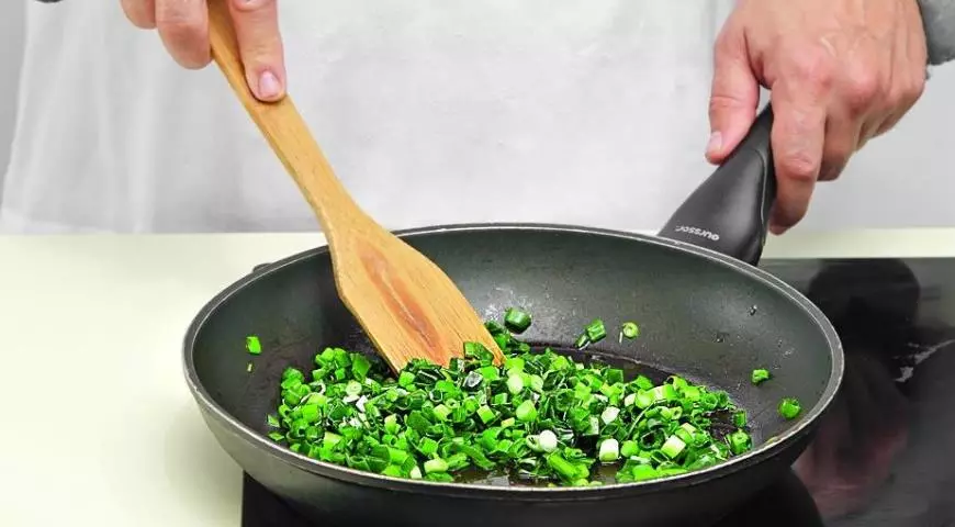 Foto příprava receptura: Kish z pohankové mouky se zelenými cibulkami, krok №4