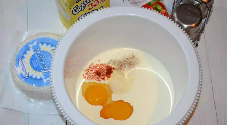 Crème mélangée avec des œufs et paprika pour la cuisson