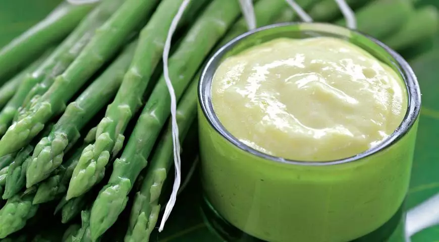 Asparagus ជាមួយទឹកជ្រលក់ហូឡង់