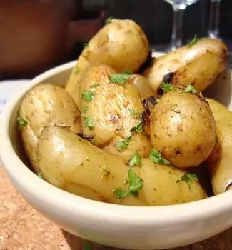 Noored kartulid küüslaugu ja peterselliga