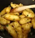 Bak jonge aardappelen met boog, knoflook en greens