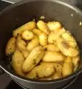 用盖子和tomim年轻土豆盖上平底锅