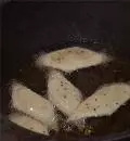 Potong adonan saka chickpeas ing rhombus, goreng minyak kanggo warna emas