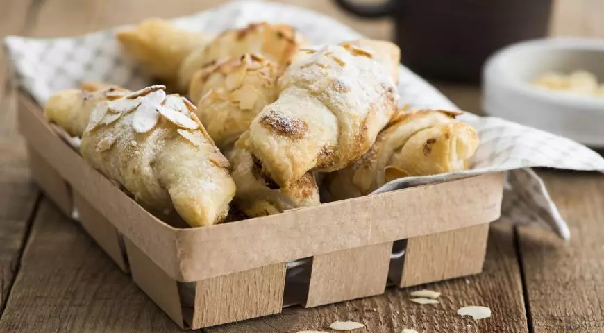 گھر croissants؟ بادام کریم کے ساتھ