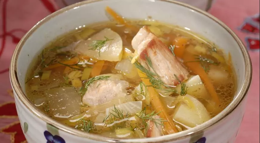 Suppe med svinekjøtt og epler