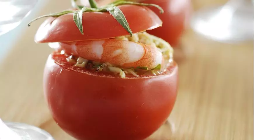 Tomaten mit Käse und Garnelen