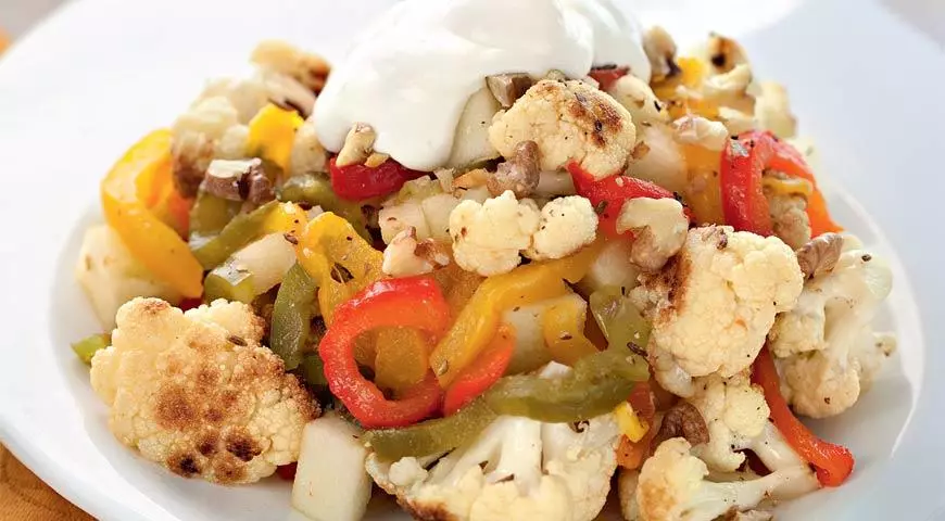 Cauliflower thiab ci kua txob zaub xam lav nrog walnuts