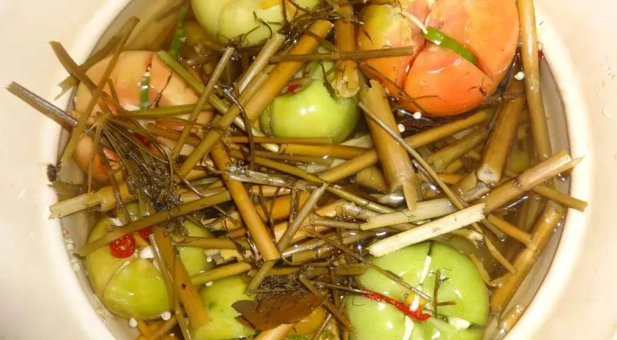 Archivio Fotografico La ricetta della cucina: pomodori verdi salati con ripieno acuto, punto di vista 9