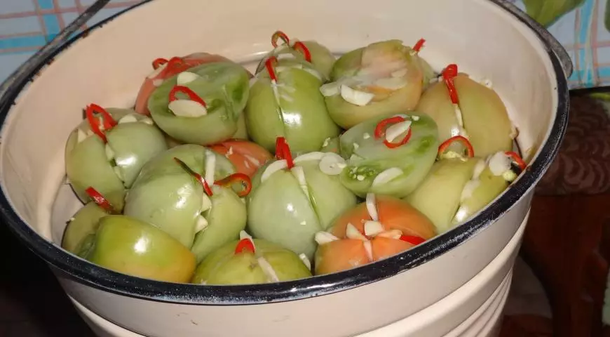 Tomates vertes salées avec remplissage aigu 2