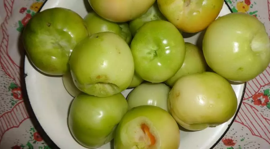 Photo de la préparation de la recette: Tomates vertes salées avec remplissage aiguë, étape numéro 4