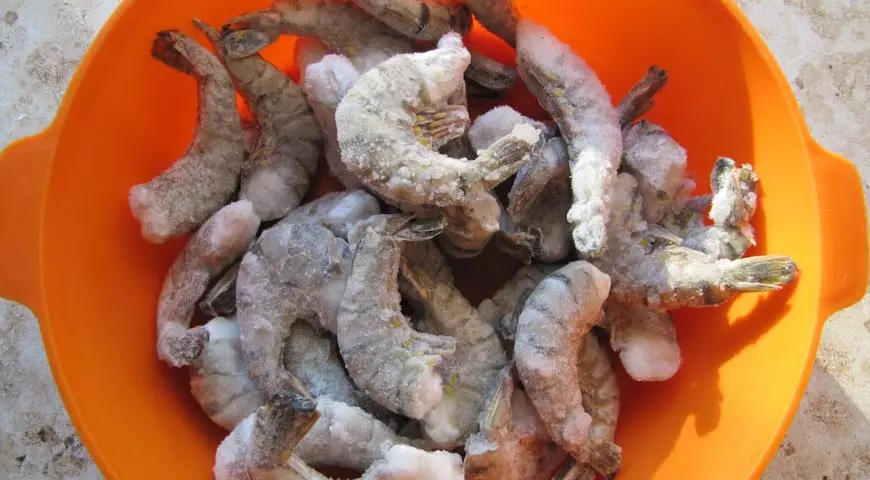 Detrost Shrimps për gatim kebabs