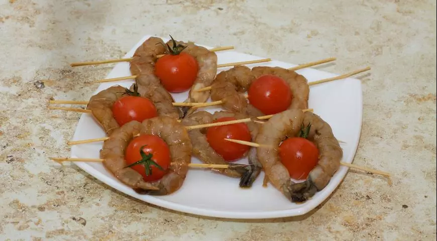 Pasiimti krevetes, tada važiuokite ant skewers, pateikdami į vyšnių pomidorų centrą