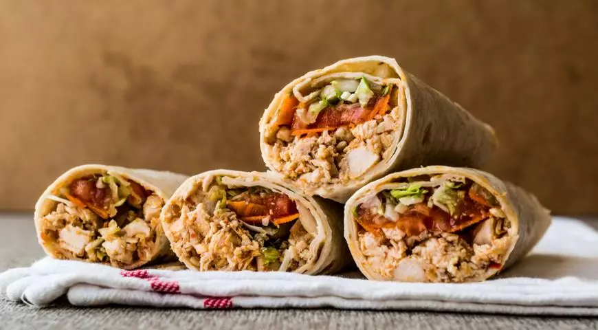 Shabade Shawarma pẹlu awọn tomati, adie, eso kabeeji ati saladi kukumba ati obe didasilẹ