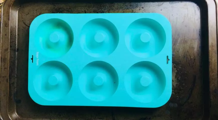 Sæt en silikone form på et bageplade til fremstilling af cupcakes
