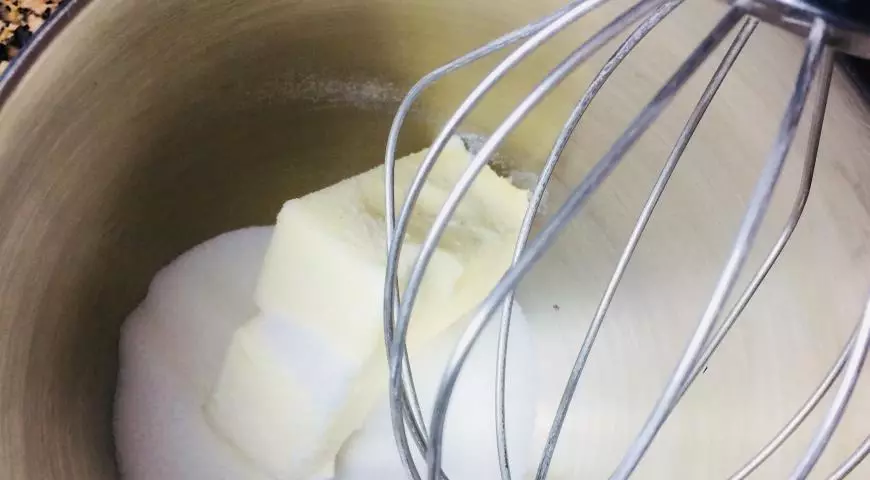 鞭子黄油用糖制作蛋糕