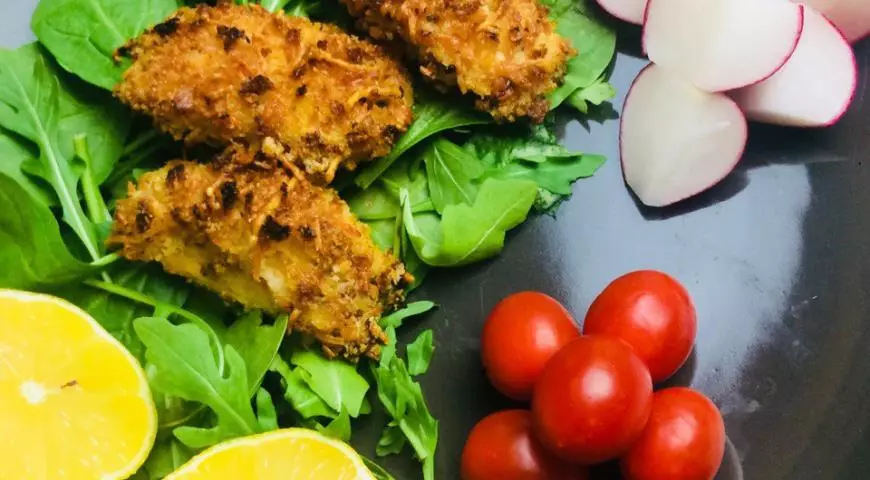 Hühnernuggets mit Gemüse, Tar-Container-Sauce, Kartoffelpüree oder gebratenen Kartoffeln servieren