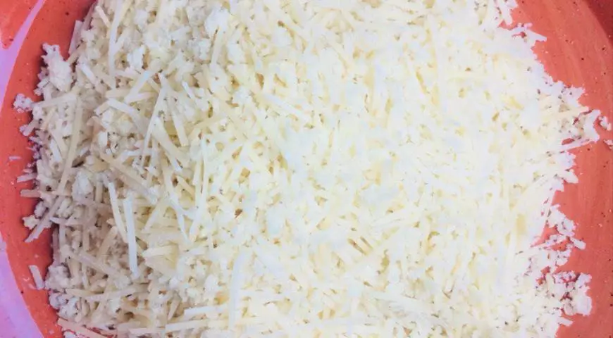 Parmesan iyo rootida si loo qaso rootida rootiga