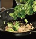 Stock Foto Recette de cuisson: brocoli avec gingembre, étape numéro 3