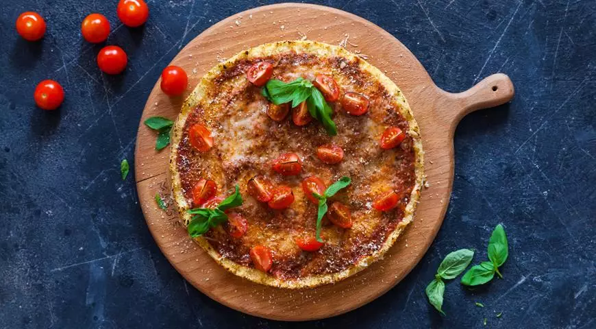 Pizza de coliflor con tomates y mozzarella.