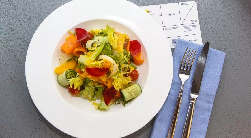 Frësch Geméis Salat mat Couscous