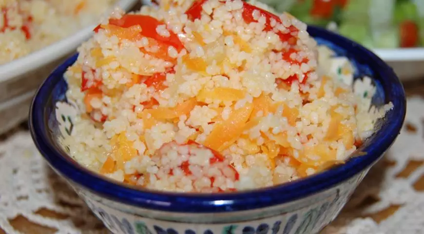 Couscus mit bulgarischem Pfeffer und Salat