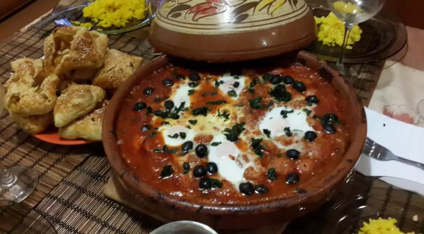 Estamos preparando un acristalamiento de iPain (Kyufta con un huevo) en una salsa de tomate picante