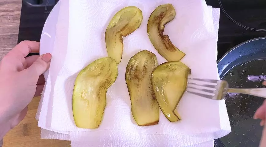 Ntụziaka foto na-esi nri: Eggplant na-apụta na mkpụrụ na galik, nọmba nke 2