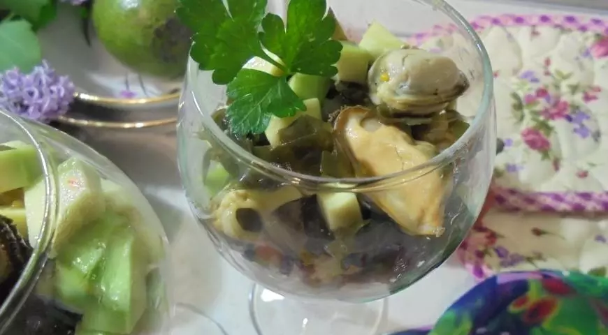 Salat mit Couscous, Algen, Avocado und Sea Cocktail