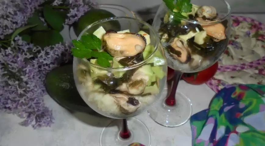 Công thức salad với couscous, bắp cải biển, bơ và cocktail biển