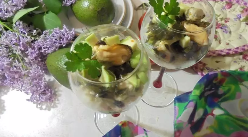 Chuẩn bị salad với couscous, rong biển, bơ và cocktail biển