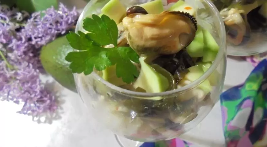 Полезна салата с кускуси, водорасли, авокадо и морски коктейл