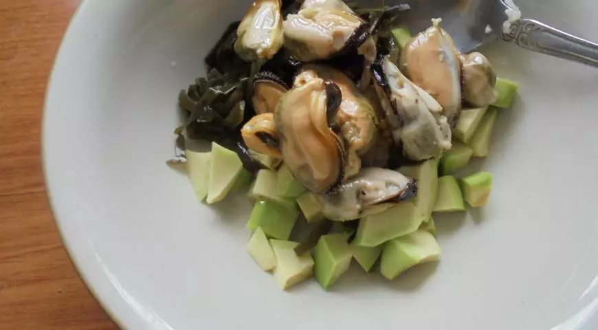 Thêm vào aalcado salad thái lát và mussels