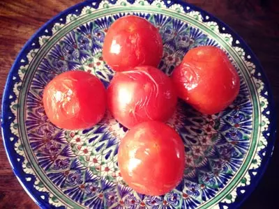 Votka için aperatif - elma suyu domates