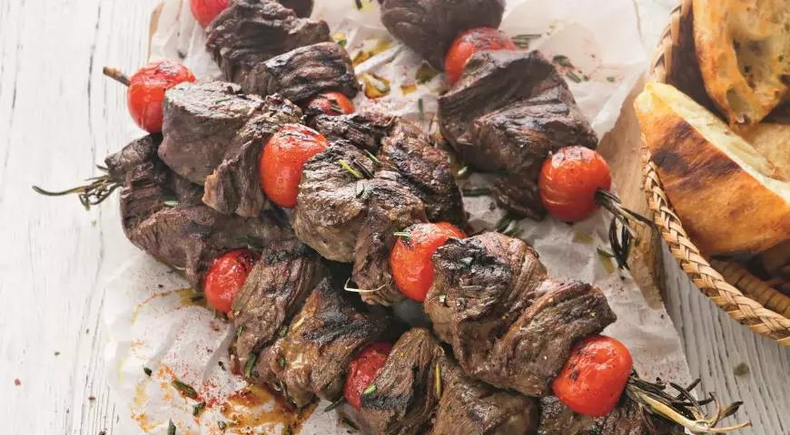 Kebab-uri rapide de la o carne de vită de carne de vită de marmură cu rozmarin