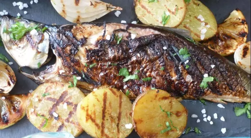 Cooking herring grilled with sunbathing vegetables