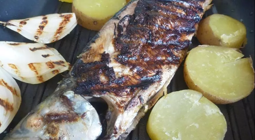 Fry the grilled fish, onions and boiled potatoes