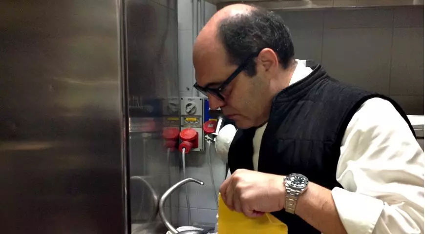 Chef Ettore Bokoka prepara i ravioli