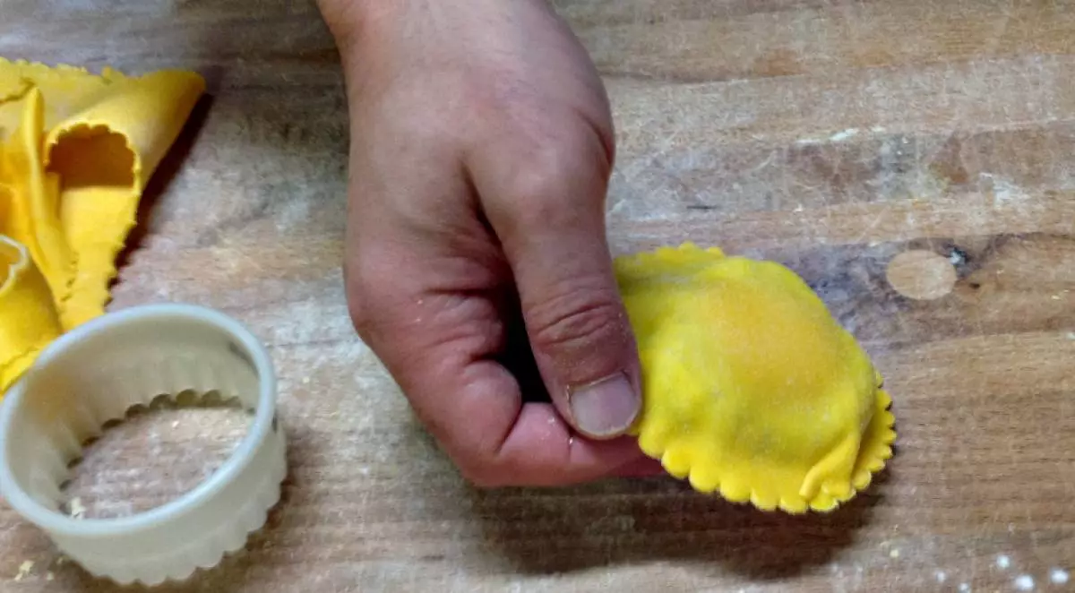 Ravioli domestici pronti per la cucina