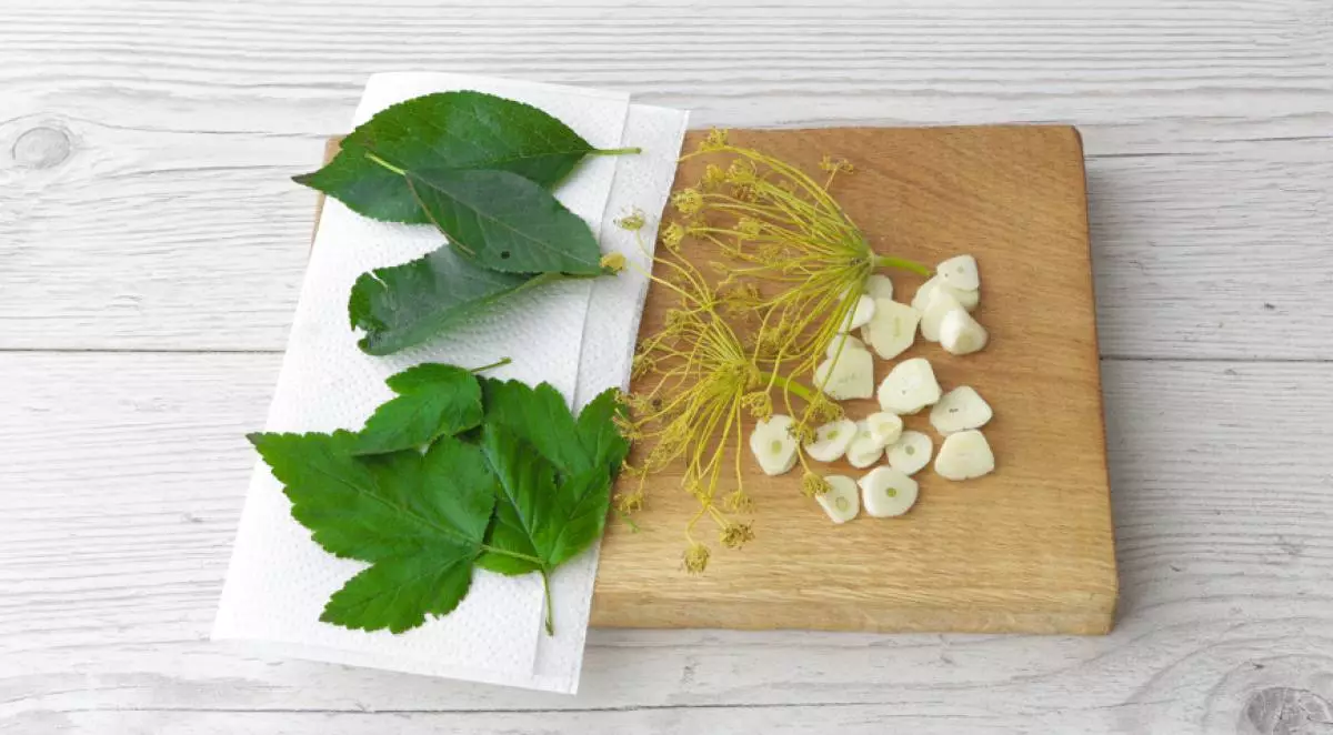 Recept för klassiska låga gurkor, klippa vitlöksklyftor