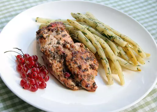 Nqaij qaib fillet hauv marinade los ntawm liab currant