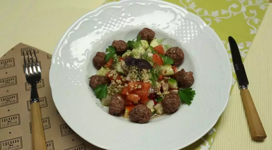 Salade avec des tectules d'agneau de Sergey Klyuchanansky