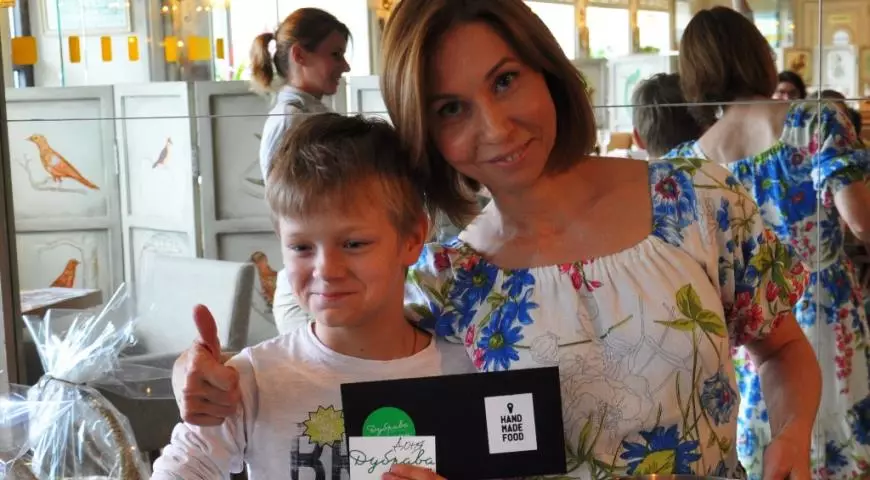 Elena usanova ถือปริญญาโทของเด็กเพื่อการกุศล 9