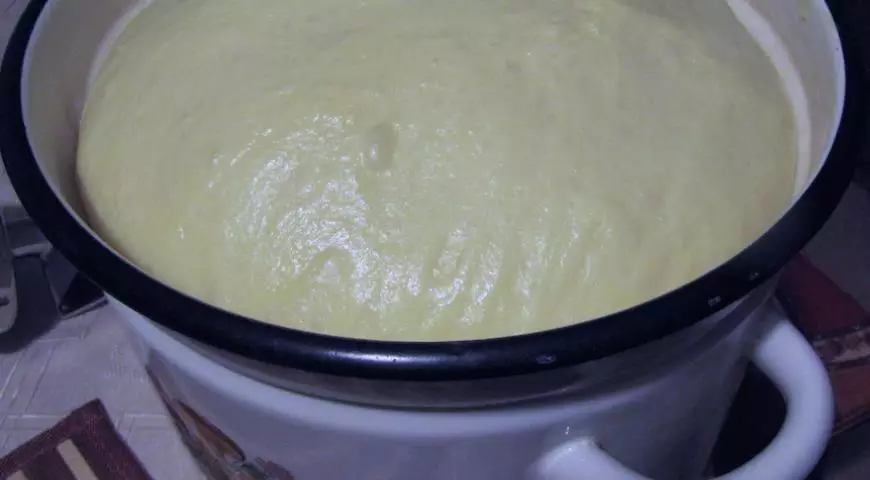 Disposez la pâte dans une grande casserole