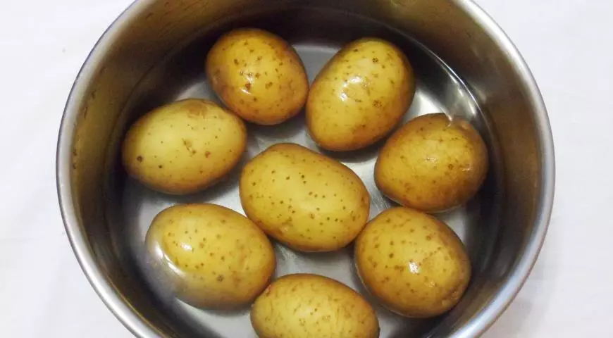 स्टॉक फोटो स्वयंपाक रेसिपी: ओव्हन, चरण क्रमांक 1 मधील तरुण बटाटे