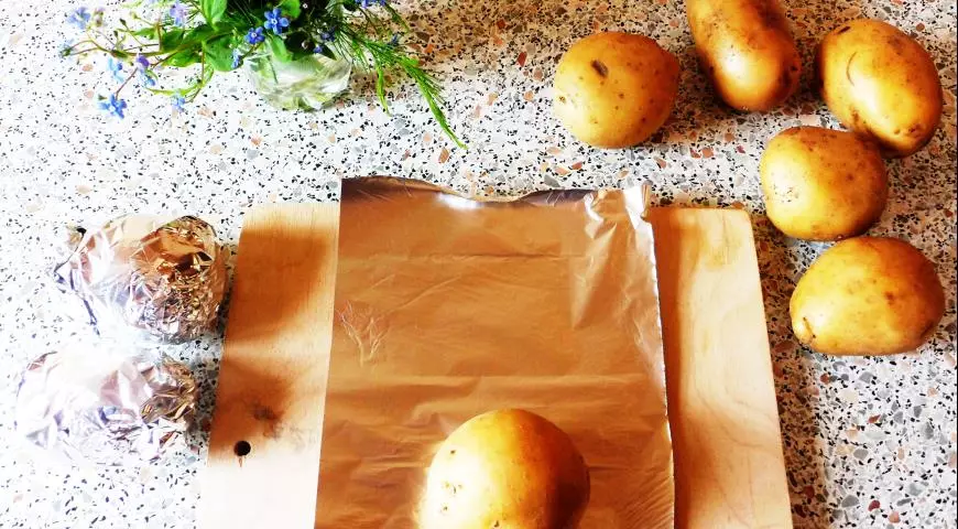 Preparació fotogràfica Foto: Patates joves cuides amb salsa crema agra, número de pas 1