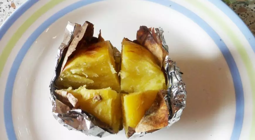 Foto de la preparació d'una recepta: patates joves al forn en carbons amb salsa de crema agra, pas número 5